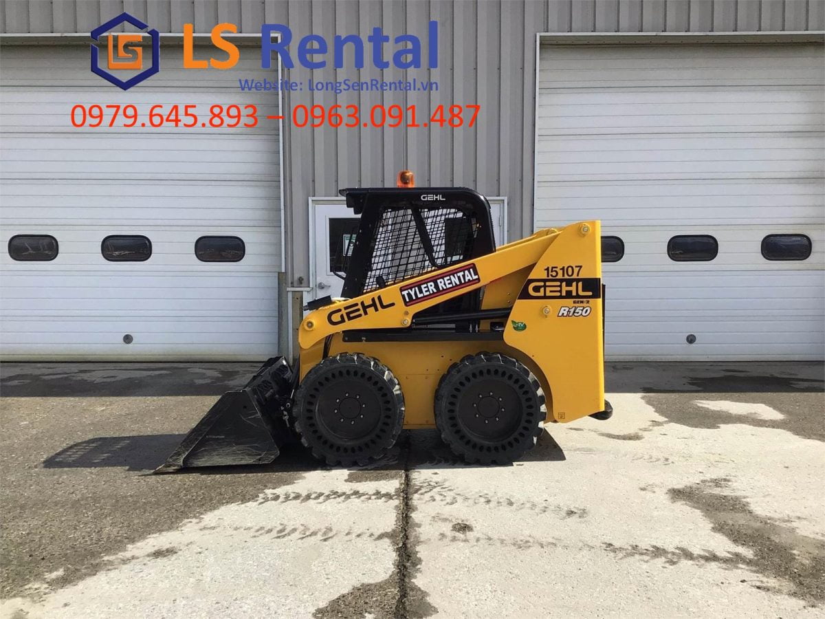 Thuê xe xúc lật mini tại KCN Đông Nam - Xúc lật đa năng GEHL R150